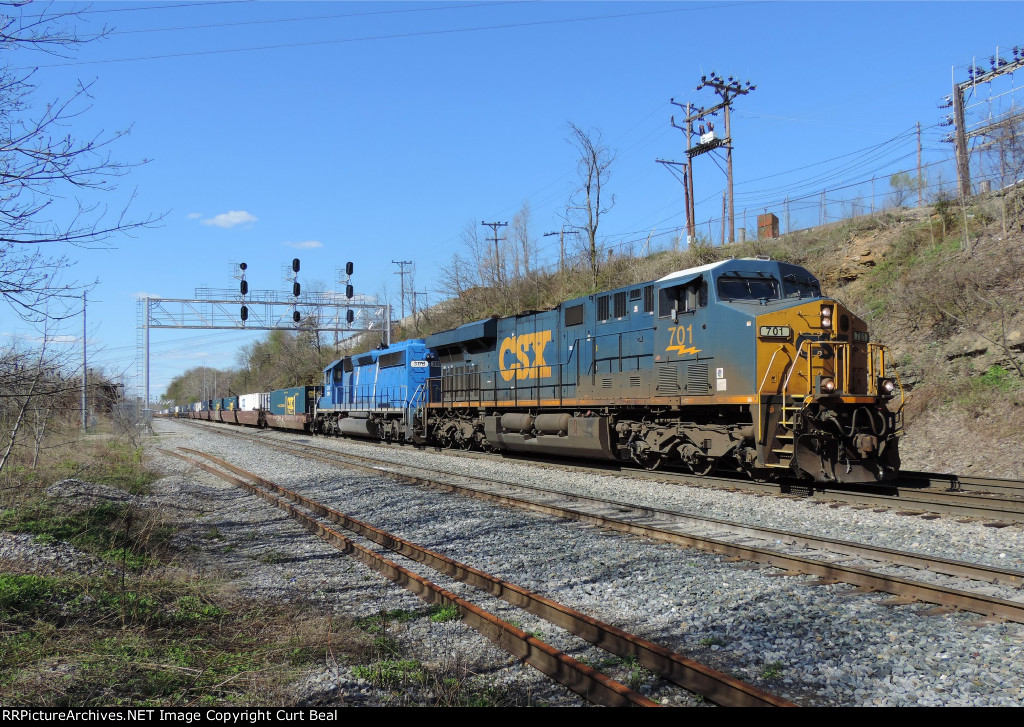 CSX 701 and CEFX 3176